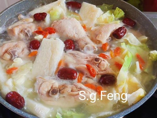 麻油鸡汤怎么做_麻油鸡汤功效与禁忌-第2张图片-山城妙识