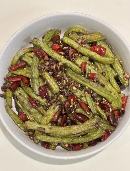 干煸豇豆怎么炒好吃又简单_豇豆要不要焯水-第3张图片-山城妙识