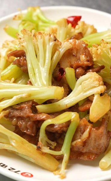 花菜炒五花肉怎么做_花菜炒五花肉的家常做法-第3张图片-山城妙识