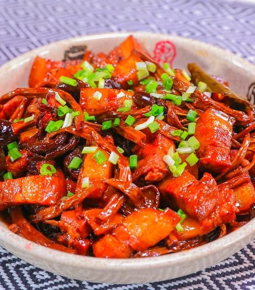 茶树菇炒腊肉怎么做_茶树菇炒腊肉的家常做法-第1张图片-山城妙识