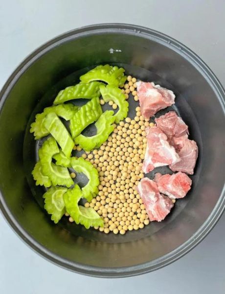 黄豆苦瓜煲猪骨汤的做法_苦瓜汤怎么煲不苦-第1张图片-山城妙识