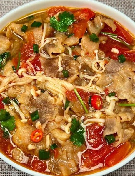 西红柿金针菇酸汤肥牛怎么做_西红柿酸汤肥牛热量高吗-第1张图片-山城妙识
