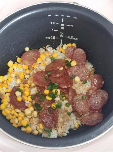 香肠煲仔饭怎么做_香肠煲仔饭锅巴怎么做-第1张图片-山城妙识