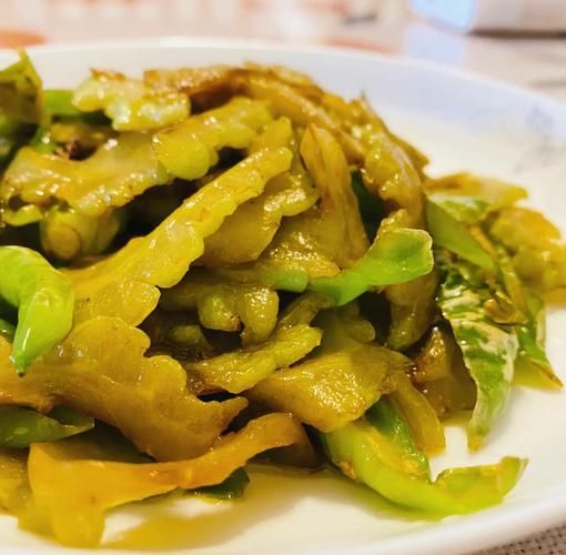 青椒炒苦瓜怎么做_苦瓜炒前要不要焯水-第1张图片-山城妙识