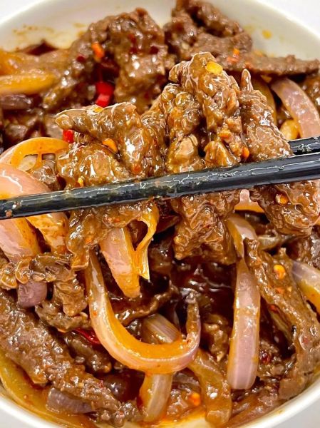 孜然牛肉炒洋葱怎么做_孜然牛肉炒洋葱窍门-第1张图片-山城妙识