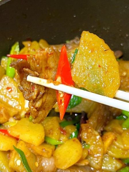 回锅肉炒土豆片怎么做_回锅肉炒土豆片先炒哪个-第2张图片-山城妙识