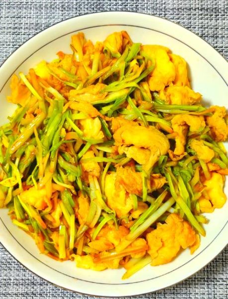 鸡蛋炒黄花菜怎么做_黄花菜炒鸡蛋的家常做法-第3张图片-山城妙识