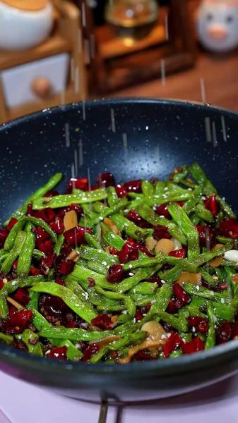 干煸四季豆不用油炸的做法_如何保持翠绿又入味-第3张图片-山城妙识