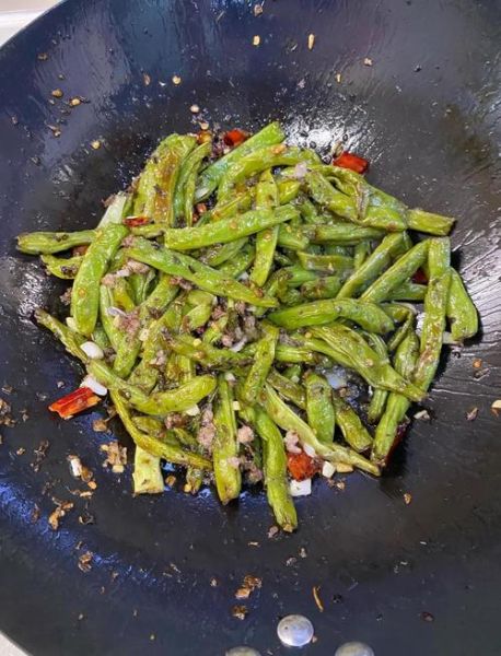 干煸四季豆不用油炸的做法_如何保持翠绿又入味-第2张图片-山城妙识