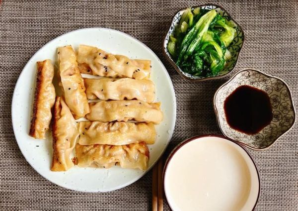 馄饨皮锅贴怎么做_锅贴不破皮技巧-第1张图片-山城妙识