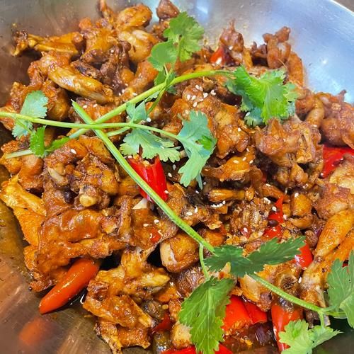 干锅牛蛙怎么做才入味_牛蛙焯水还是直接炒-第1张图片-山城妙识