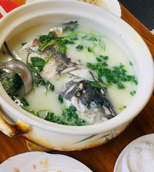 鱼头汤的营养价值_鱼头汤怎么炖最有营养-第1张图片-山城妙识 鱼头汤的营养价值_鱼头汤怎么炖最有营养-第1张图片-山城妙识