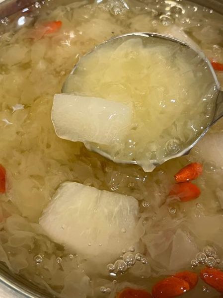 银耳炖雪梨的做法_银耳炖雪梨怎么炖才出胶-第3张图片-山城妙识