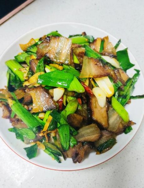 青蒜炒腊肉怎么炒好吃_腊肉炒青蒜要不要焯水-第2张图片-山城妙识 青蒜炒腊肉怎么炒好吃_腊肉炒青蒜要不要焯水-第2张图片-山城妙识
