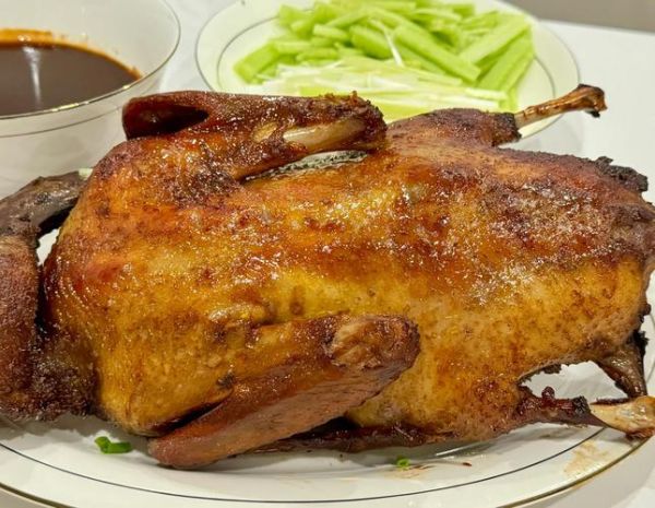 自制烤鸭的做法烤箱_烤箱烤鸭温度时间怎么设置-第1张图片-山城妙识 自制烤鸭的做法烤箱_烤箱烤鸭温度时间怎么设置-第1张图片-山城妙识
