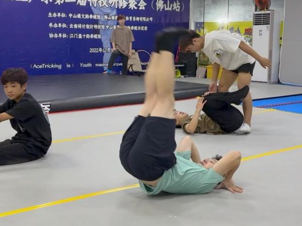 鲤鱼打挺怎么练_鲤鱼打挺技巧教学-第1张图片-山城妙识