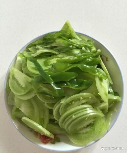 西红柿炒青椒怎么做_西红柿炒青椒需要焯水吗-第2张图片-山城妙识 西红柿炒青椒怎么做_西红柿炒青椒需要焯水吗-第2张图片-山城妙识