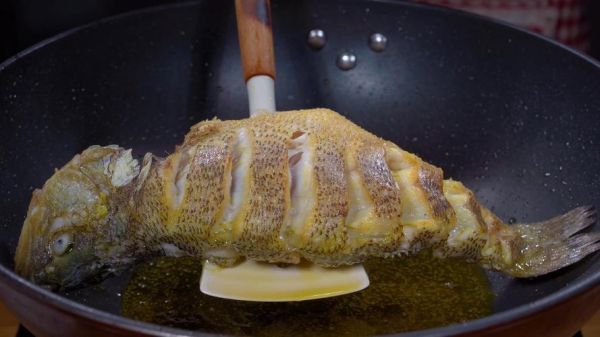 鱼皮不粘锅的方法_煎鱼不破皮技巧-第1张图片-山城妙识
