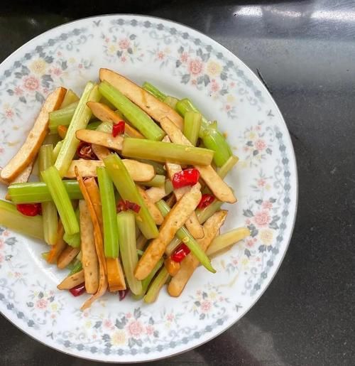 芹菜炒香干要焯水吗_正宗做法-第3张图片-山城妙识 芹菜炒香干要焯水吗_正宗做法-第3张图片-山城妙识