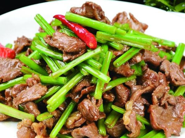 香芹炒牛肉怎么炒才嫩_香芹炒牛肉的家常做法-第2张图片-山城妙识