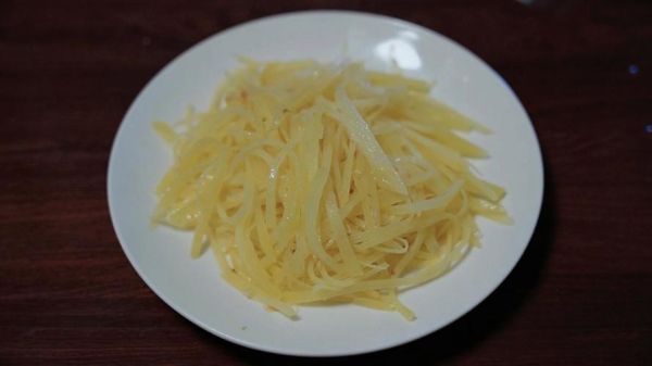 醋溜土豆丝热量_减肥能吃吗-第1张图片-山城妙识 醋溜土豆丝热量_减肥能吃吗-第1张图片-山城妙识