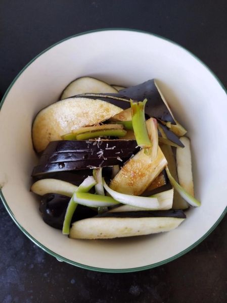 懒人烧茄子怎么做_茄子不吸油技巧-第1张图片-山城妙识 懒人烧茄子怎么做_茄子不吸油技巧-第1张图片-山城妙识