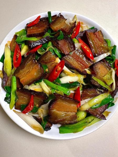 蒜苗炒腊肉怎么做_腊肉炒蒜苗先炒哪个-第1张图片-山城妙识 蒜苗炒腊肉怎么做_腊肉炒蒜苗先炒哪个-第1张图片-山城妙识