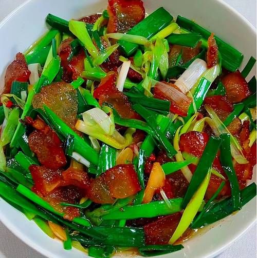蒜苗炒腊肉怎么做_腊肉炒蒜苗先炒哪个-第3张图片-山城妙识 蒜苗炒腊肉怎么做_腊肉炒蒜苗先炒哪个-第3张图片-山城妙识