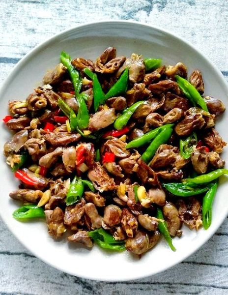 辣椒炒鸡心怎么炒好吃_鸡心去腥技巧-第1张图片-山城妙识