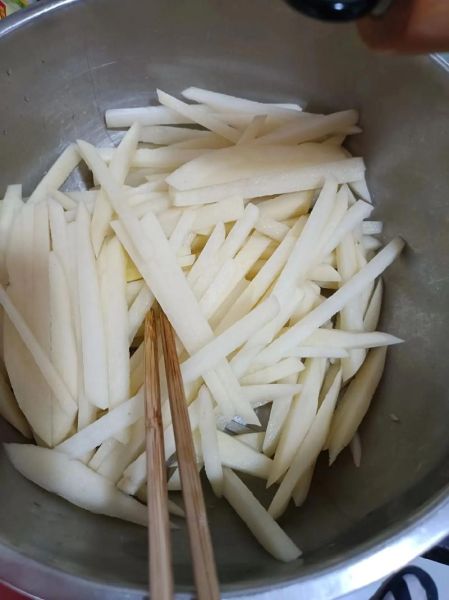 用土豆炸薯条怎么做_炸薯条不软的方法-第2张图片-山城妙识