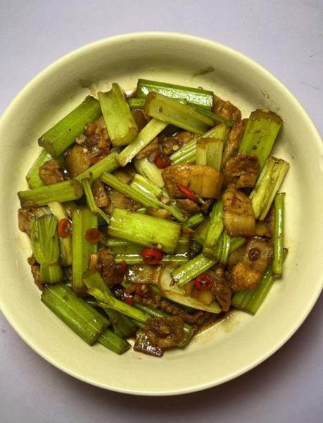 芹菜炒肉丝怎么炒才嫩_正宗做法步骤详解-第1张图片-山城妙识