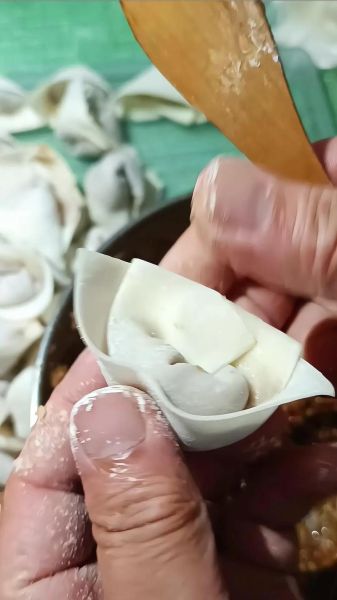 馄饨怎么包才不散_馄饨包法窍门-第2张图片-山城妙识