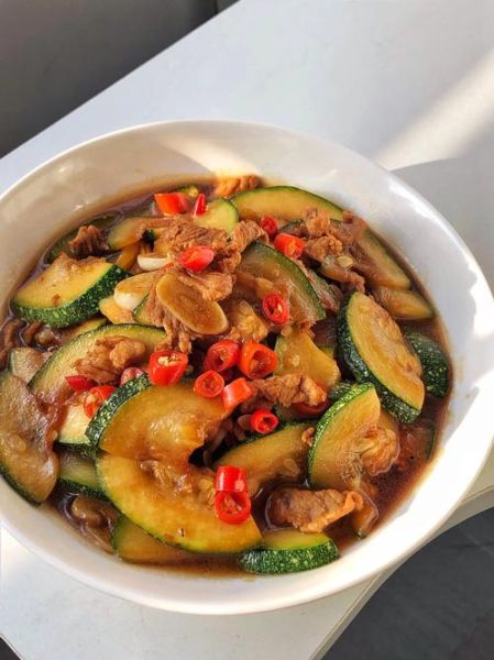 小南瓜炒肉怎么做_小南瓜炒肉的家常做法-第1张图片-山城妙识