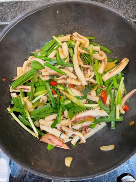 韭菜炒鱿鱼须怎么做_韭菜炒鱿鱼须焯水吗-第3张图片-山城妙识 韭菜炒鱿鱼须怎么做_韭菜炒鱿鱼须焯水吗-第3张图片-山城妙识