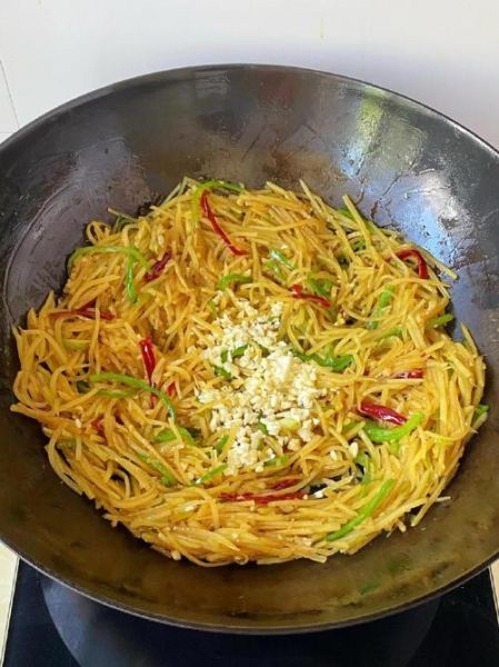 青椒土豆丝怎么炒好吃窍门_土豆丝脆爽不软塌技巧-第2张图片-山城妙识