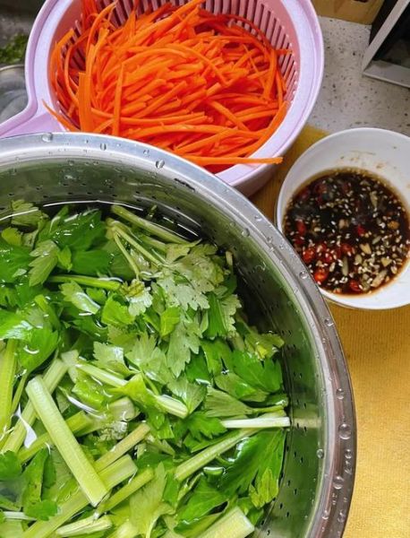 腌芹菜的做法详细步骤_芹菜怎么腌才脆爽-第2张图片-山城妙识 腌芹菜的做法详细步骤_芹菜怎么腌才脆爽-第2张图片-山城妙识