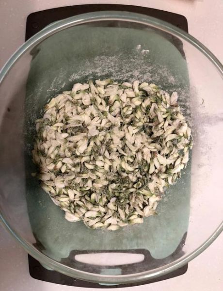 蒸槐花怎么做_河南蒸槐花的家常做法-第3张图片-山城妙识
