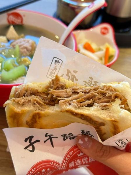 西安肉夹馍哪家正宗_肉夹馍和白吉馍区别-第3张图片-山城妙识 西安肉夹馍哪家正宗_肉夹馍和白吉馍区别-第3张图片-山城妙识