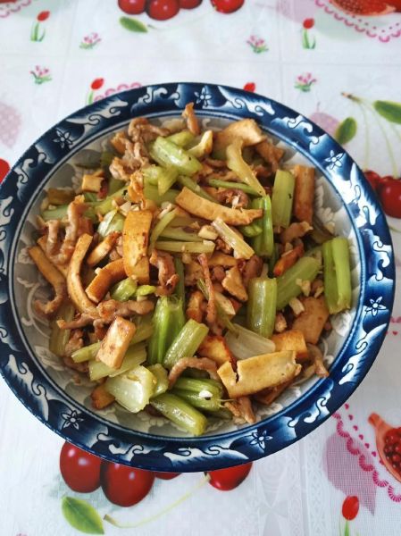 香干炒芹菜炒肉怎么做好吃_香干炒芹菜炒肉热量高吗-第2张图片-山城妙识