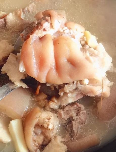 猪蹄汤怎么炖才白_原汤猪蹄汤的做法-第1张图片-山城妙识