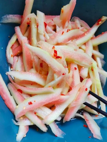 西瓜皮怎么凉拌才好吃_西瓜皮凉拌做法-第2张图片-山城妙识