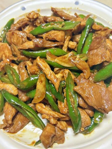 辣椒炒肉炒几分钟_辣椒炒肉多久能熟-第1张图片-山城妙识