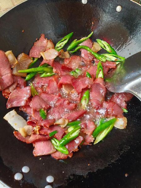 腊肉小炒怎么炒好吃_腊肉小炒家常做法-第2张图片-山城妙识 腊肉小炒怎么炒好吃_腊肉小炒家常做法-第2张图片-山城妙识