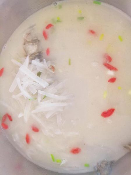 鲫鱼萝卜汤怎么做_鲫鱼萝卜汤的正确做法-第2张图片-山城妙识