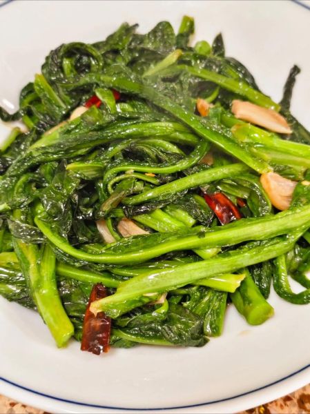 莴笋尖怎么炒好吃_莴笋尖的做法大全-第1张图片-山城妙识