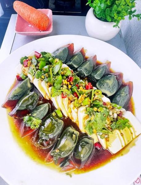 皮蛋豆腐放什么调料_皮蛋豆腐怎么调好吃-第1张图片-山城妙识