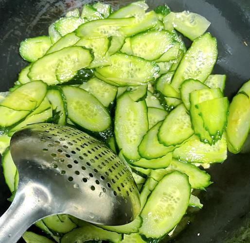 清炒黄瓜怎么做_清炒黄瓜要不要焯水-第2张图片-山城妙识 清炒黄瓜怎么做_清炒黄瓜要不要焯水-第2张图片-山城妙识