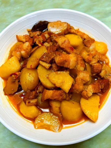 红烧土豆五花肉怎么做_五花肉炖土豆软烂秘诀-第1张图片-山城妙识