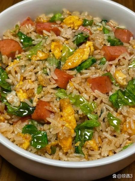 青椒火腿炒饭怎么做_隔夜饭能用吗-第1张图片-山城妙识 青椒火腿炒饭怎么做_隔夜饭能用吗-第1张图片-山城妙识