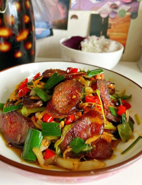 蒜苗炒腊肠怎么炒好吃_腊肠先焯水还是直接炒-第1张图片-山城妙识